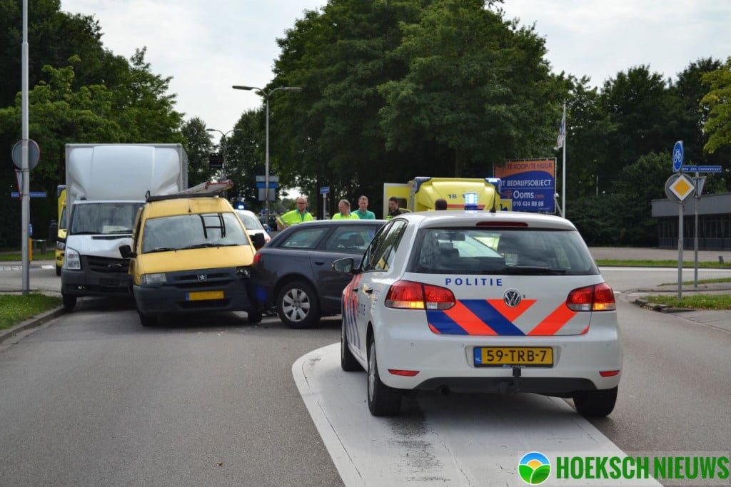 Witte bus klapt achterop auto en geel busje in Oud-Beijerland ...