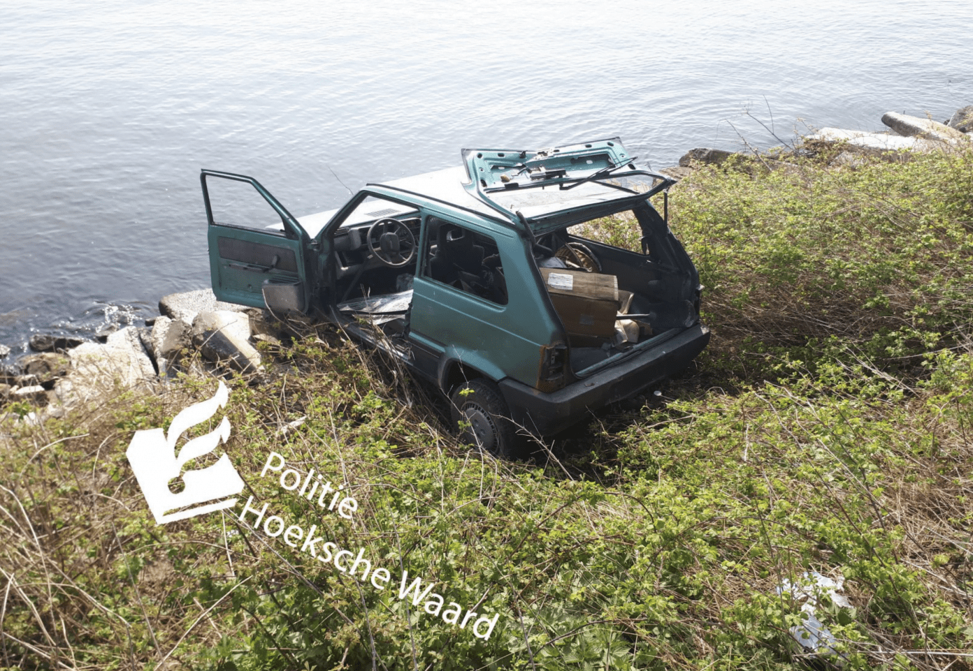 Politie treft gestolen en compleet gesloopte Panda aan bij strandje ...