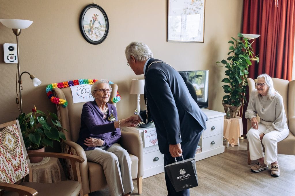 Mevrouw Levering-Huizer uit Oud-Beijerland blaast vandaag 100 kaarsjes ...