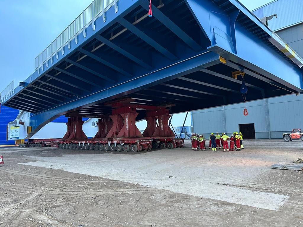 Nieuw brugdek Haringvlietbrug op pontons gezet voor vervoer door ...
