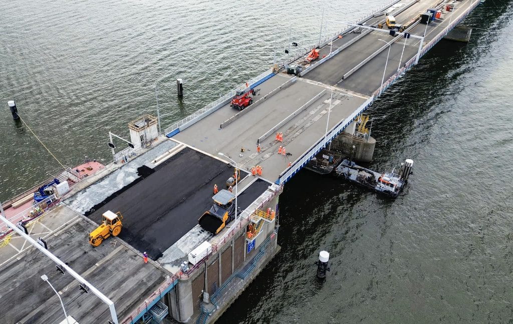 Asfalteren Haringvlietbrug, Weer een stapje verder! - Hoeksche Waard Nieuws