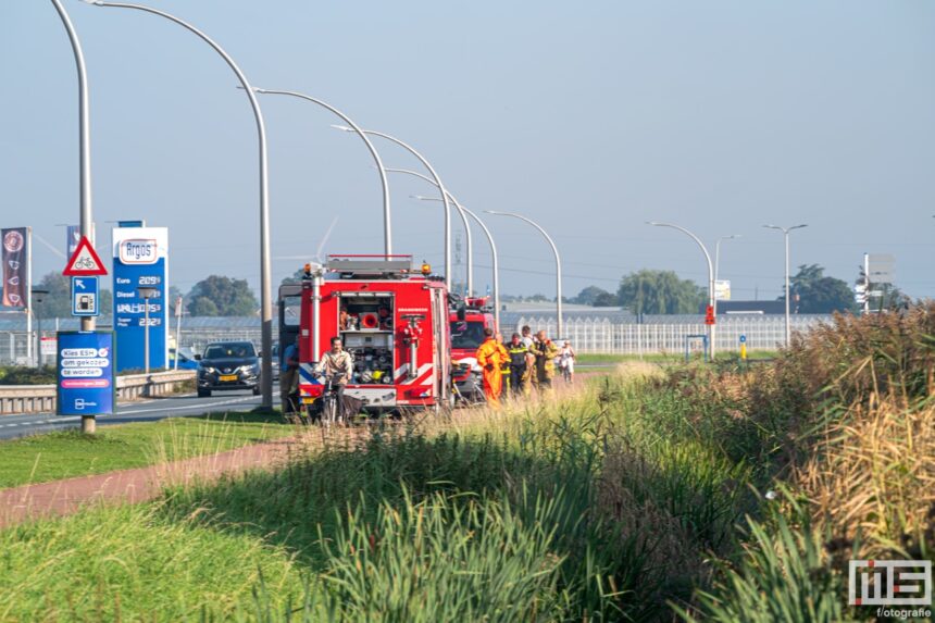 Hulpdiensten rukken uit voor fiets naast sloot in Strijen - Hoeksche Waard Nieuws