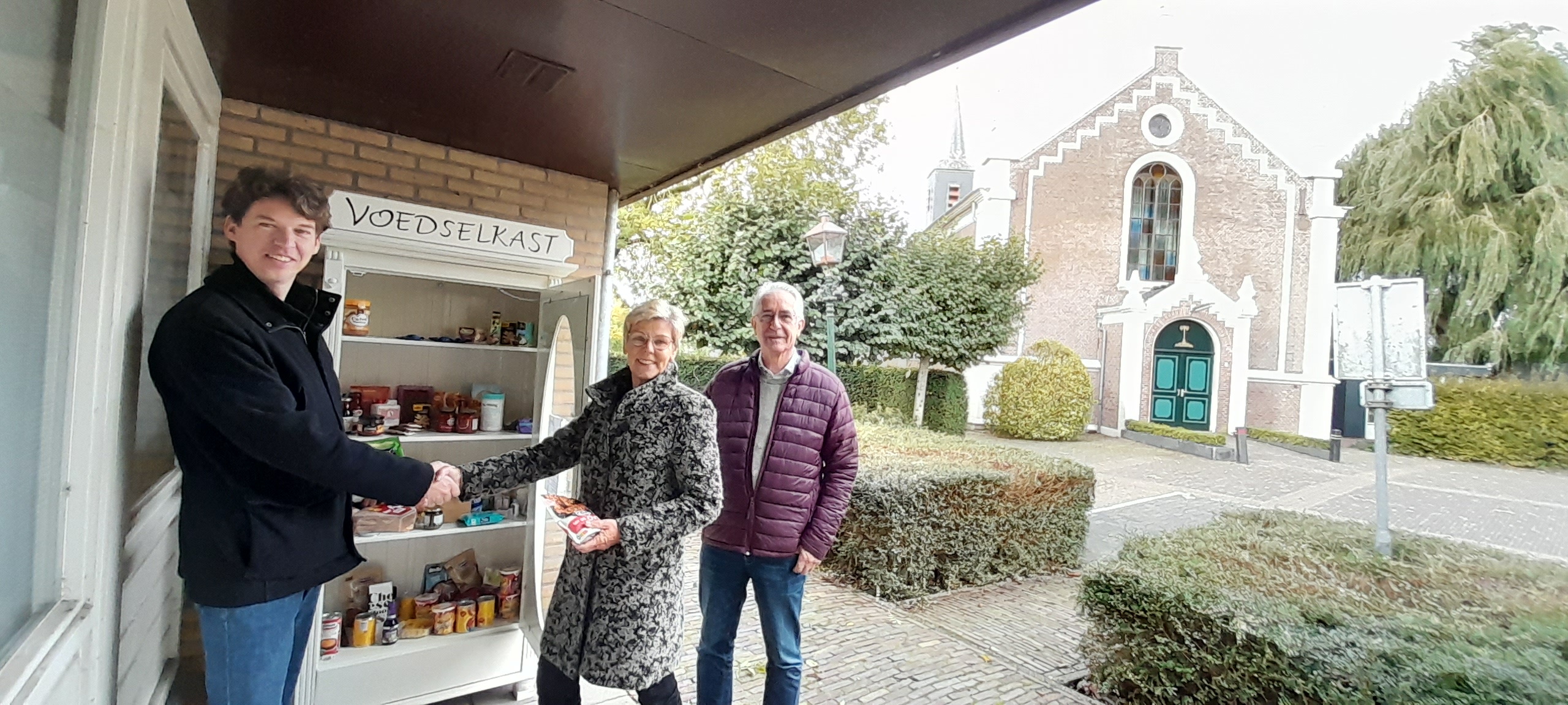 Eerste voedselkast in Maasdam geopend door Wethouder Joanne Blaak ...