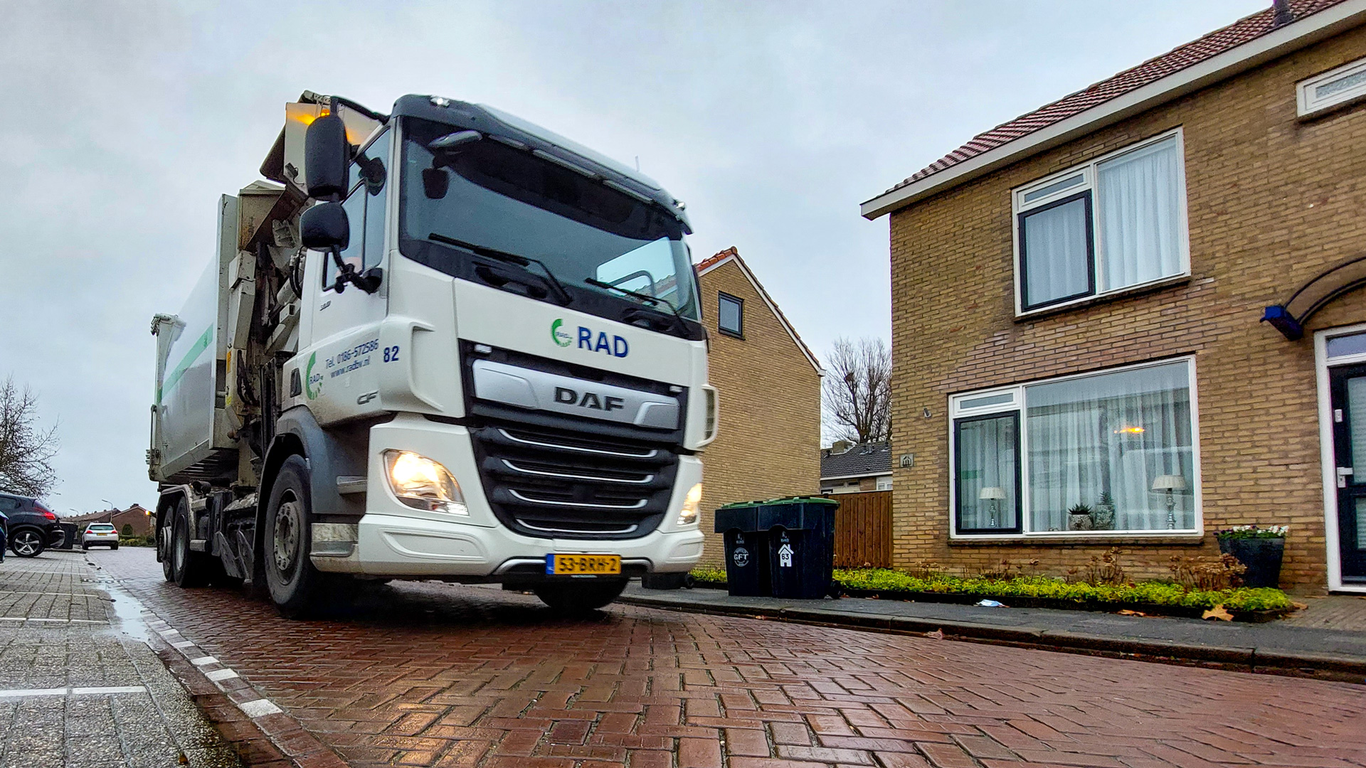 Afvalstoffenheffing stijgt in 2025 in de Hoeksche Waard, minder vaak ...