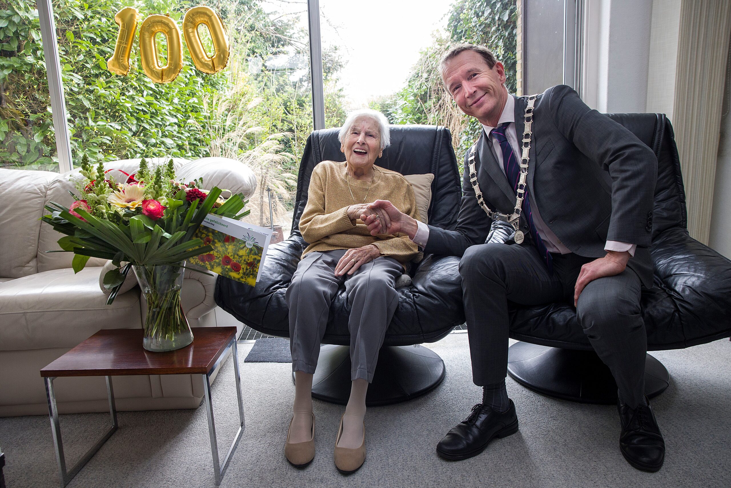 Bloemen en bonbons voor 100-jarige mevrouw Witberg-Brinkman - Hoeksche ...