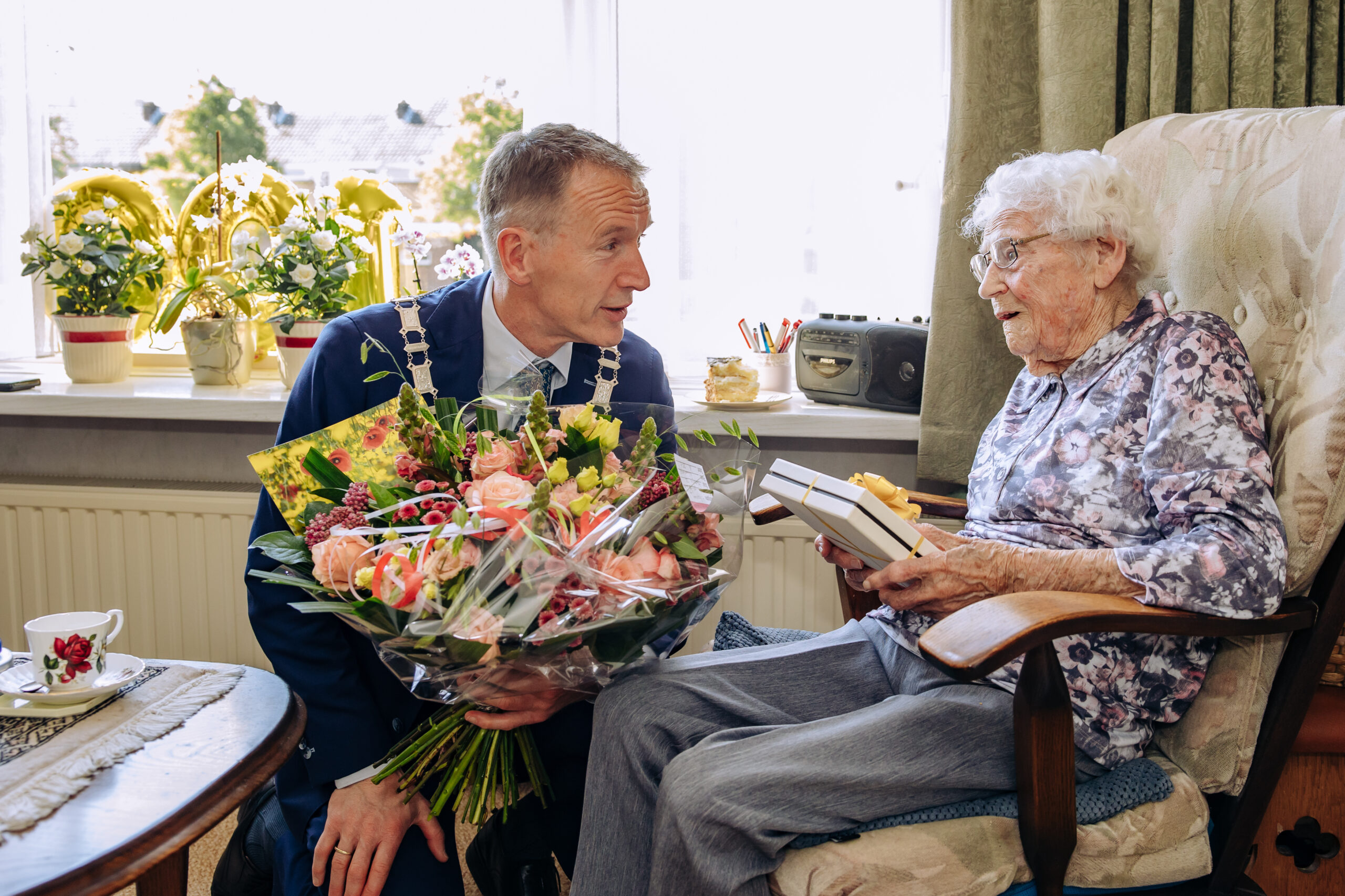 Bloemen en bonbons voor 100-jarige mevrouw Vos-den Tuinder uit ...