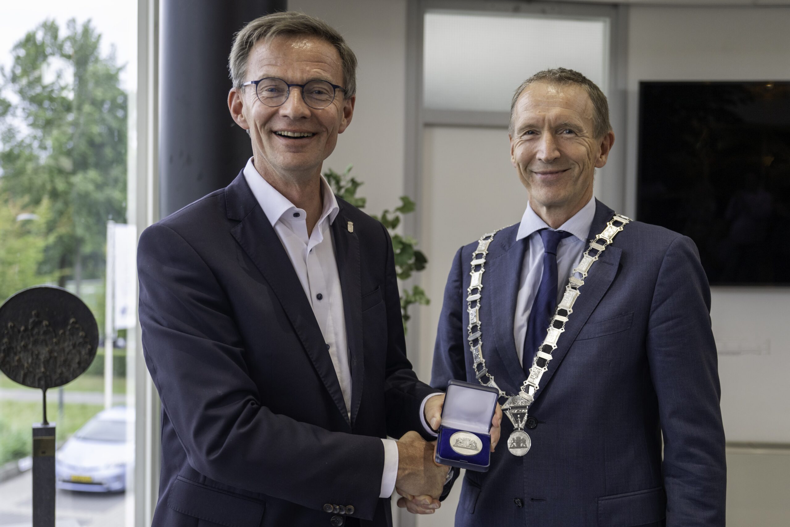 Zilveren erepenning voor wethouder Harry van Waveren - Hoeksche Waard Nieuws