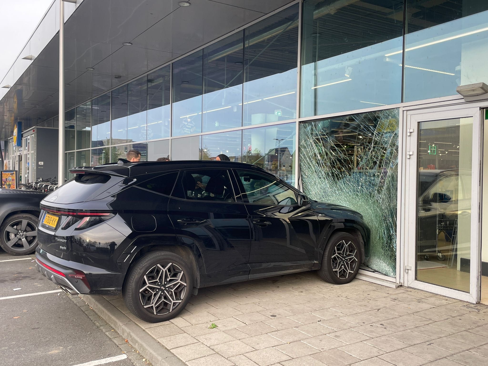 Auto ramt gevel Lidl supermarkt in Oud-Beijerland - Hoeksch Nieuws ...