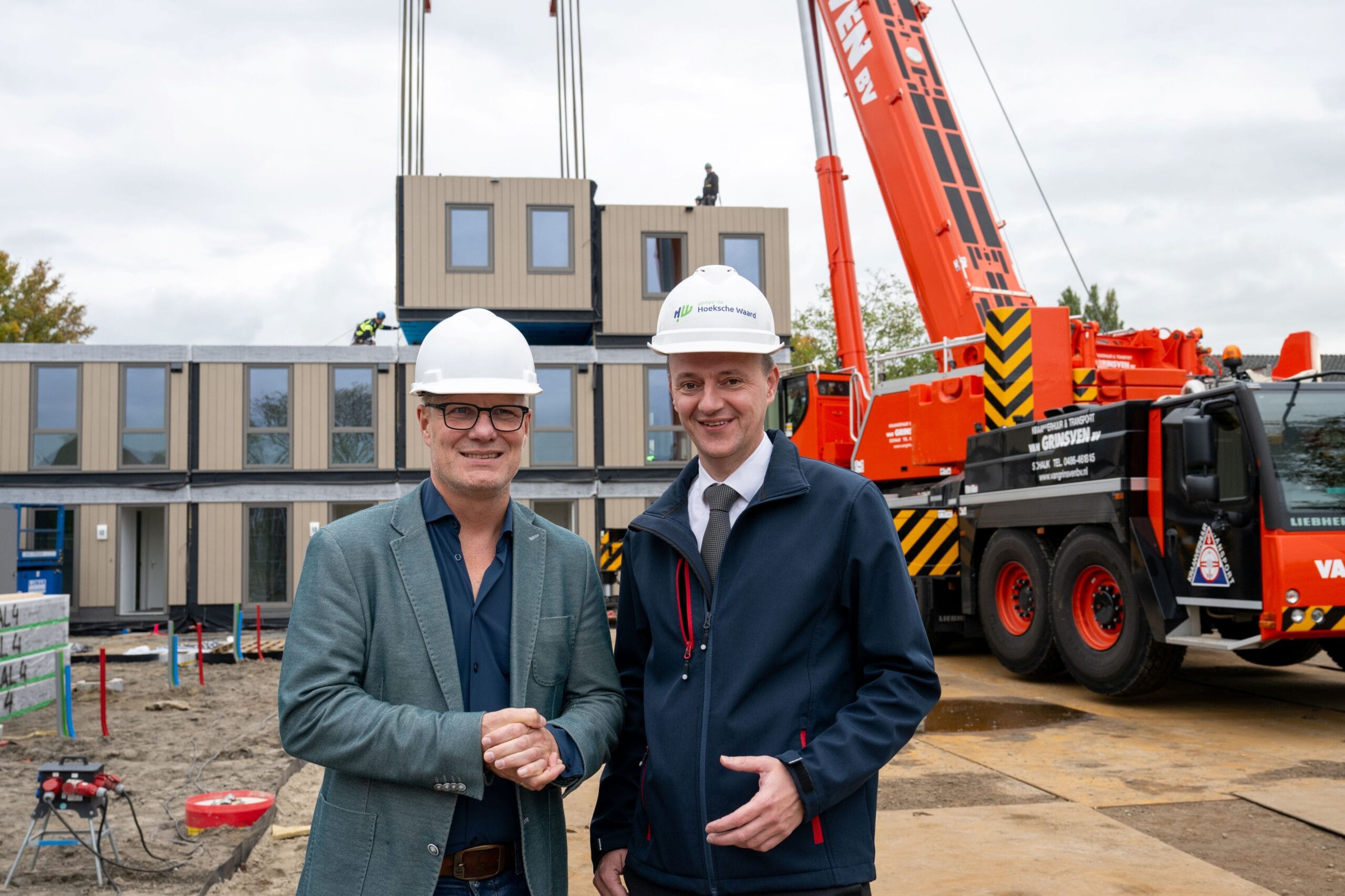 Eerste tijdelijke woningen geplaatst op plek voormalige Lindenhoeve Oud ...