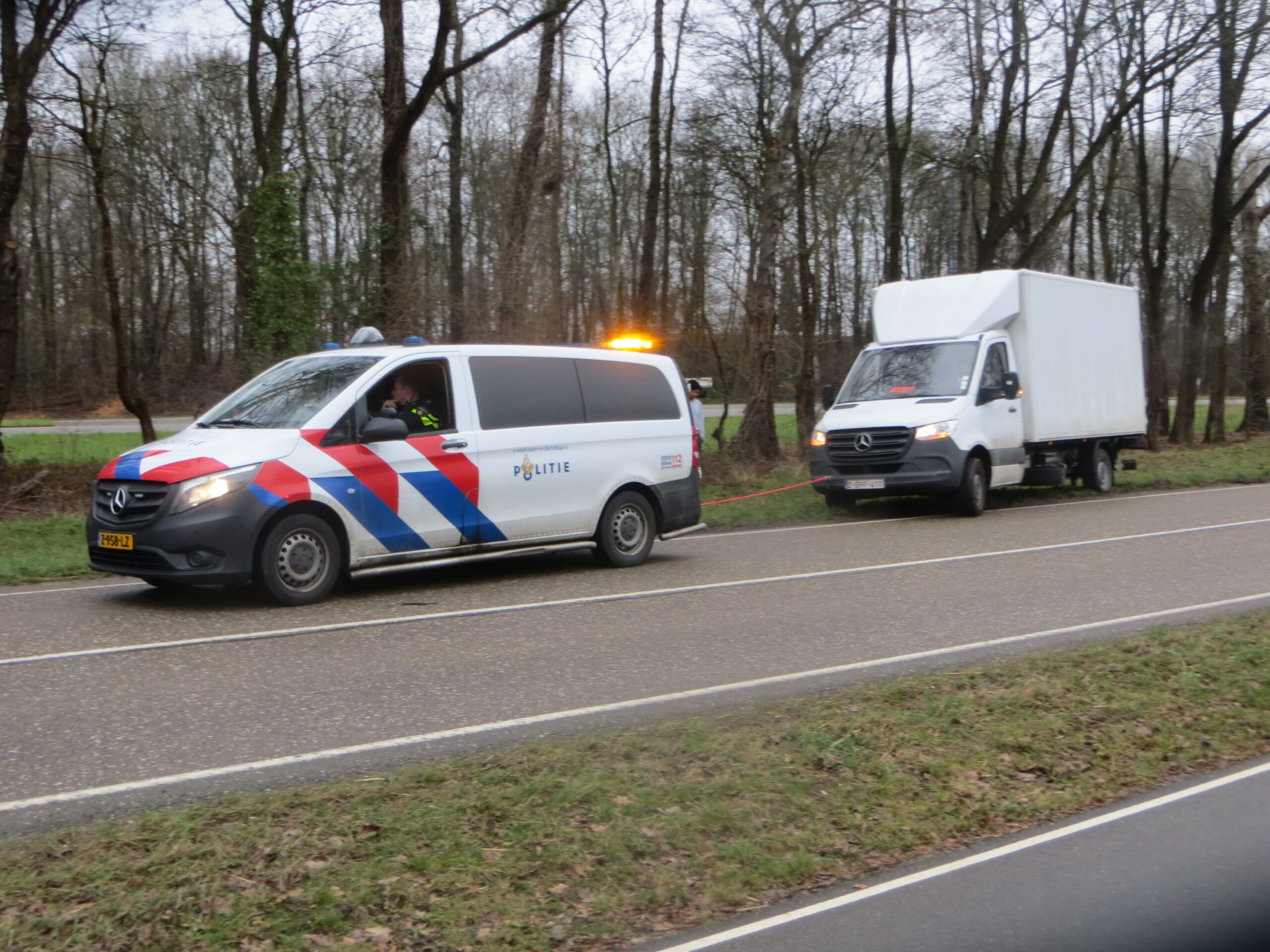 Politie helpt vastgelopen Belgisch busje in ’s-Gravendeel - Hoeksch ...