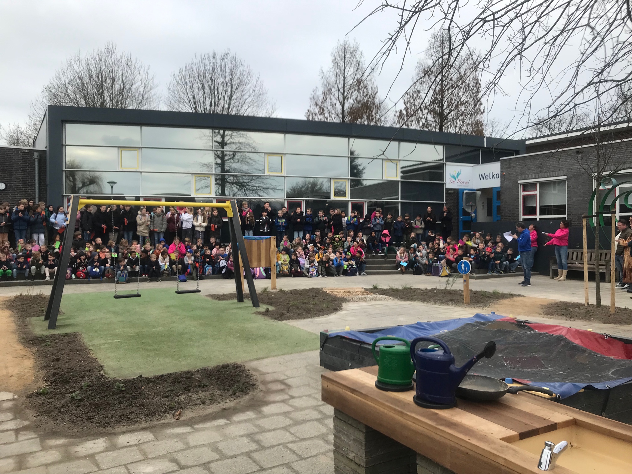 Opening groen (onder)plein bij De Parel in Strijen feestelijk gevierd ...